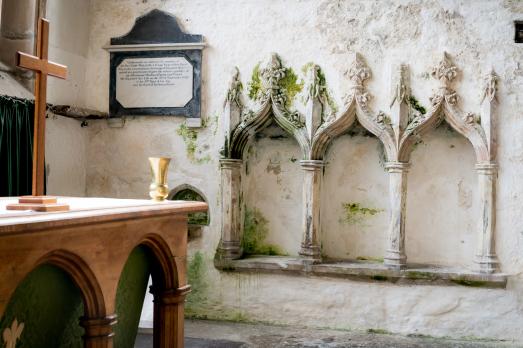 Parts of a church : inside : features : altar, windows, etc